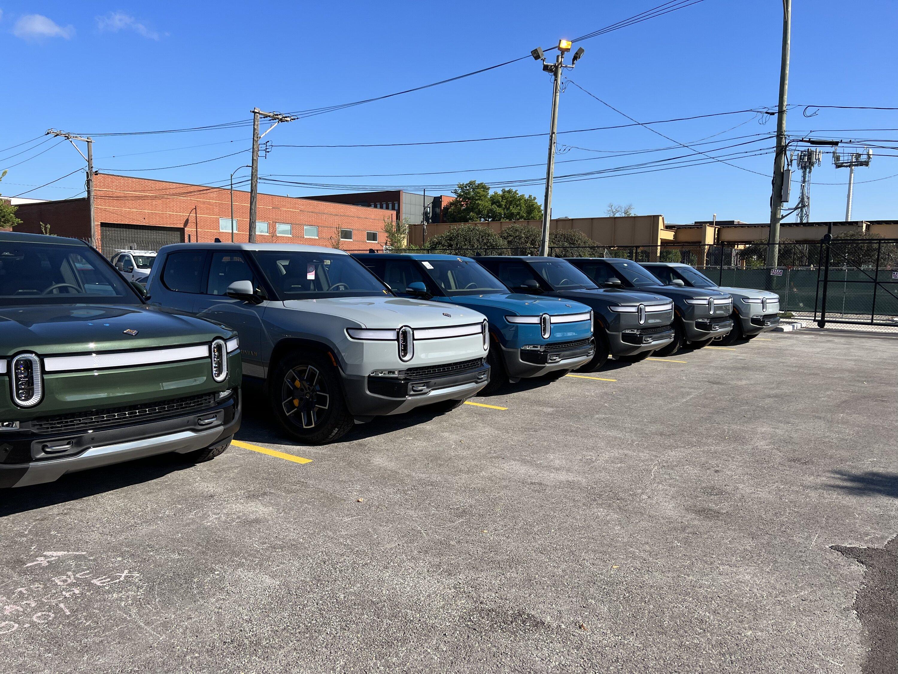 Chicago Delivery Center Pics -- ( 15+ ) R1T, 4 R1S and 1 Amazon truck ...
