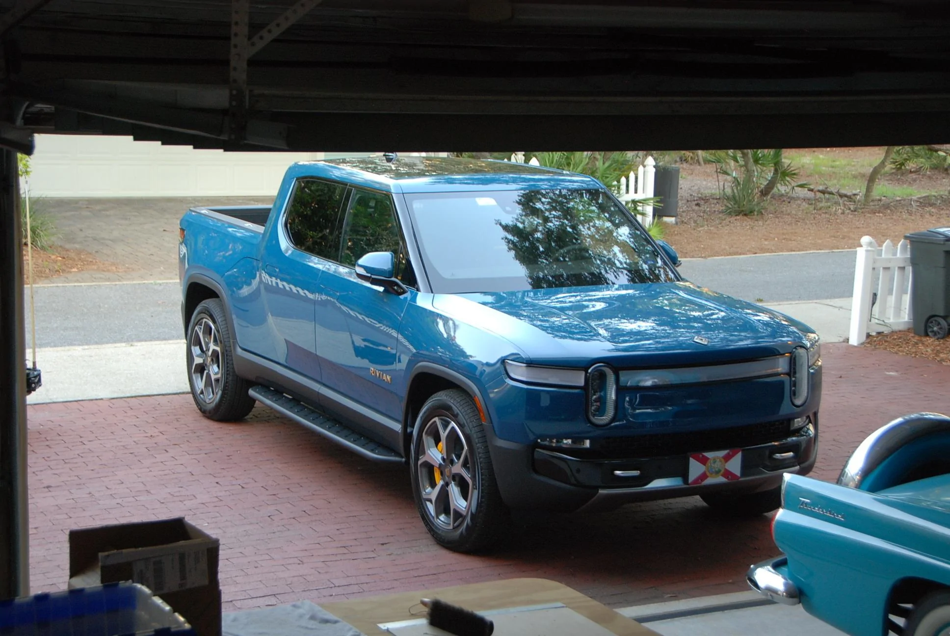 RMaxx Running Boards for R1T and R1S @ EV Sportline - Free "RIVIAN ...