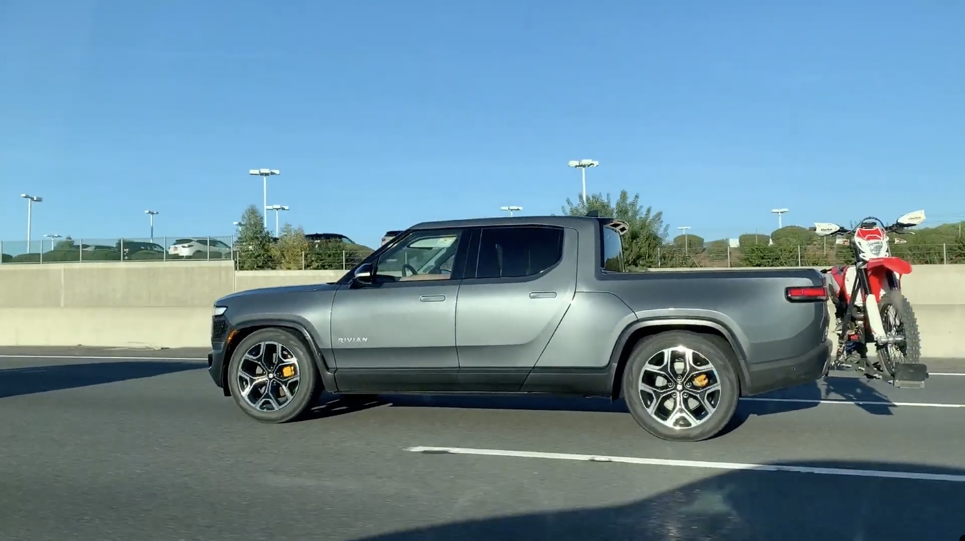 Video: R1T spotted on the highway | Rivian Forum - R1T R1S R2 R3 News ...