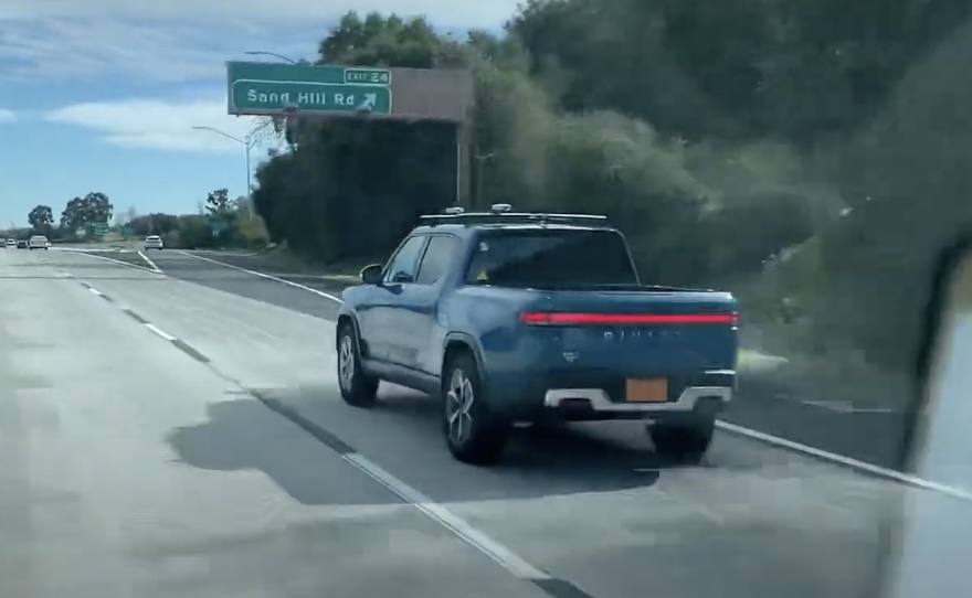 Video: Blue Rivian R1T spotted on HWY 280 in Bay Area | Rivian Forum ...