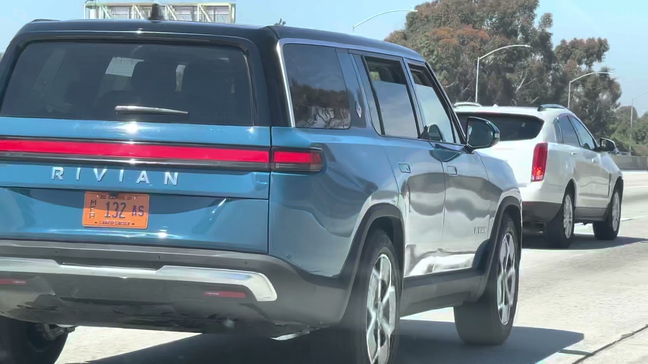 Video: Blue R1S Spotted on Highway | Rivian Forum - R1T R1S R2 R3 News ...