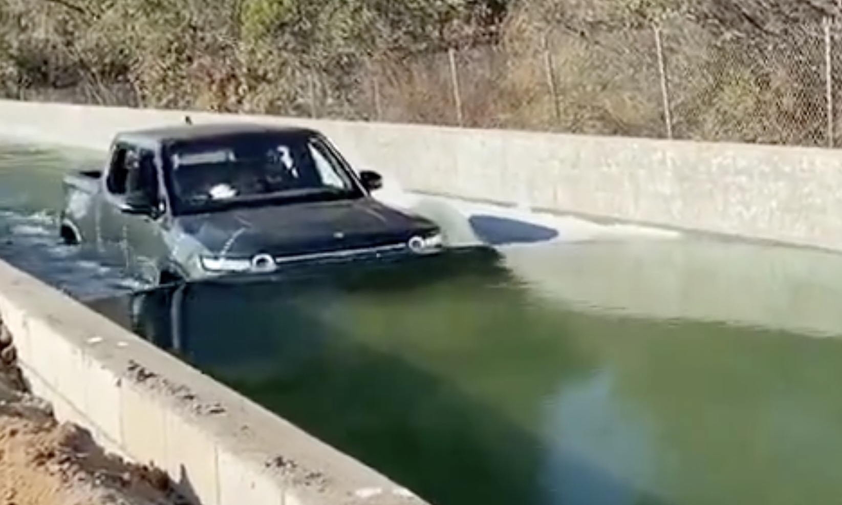 R1T demonstrates water fording in 40+ inches of water! | Rivian Forum ...