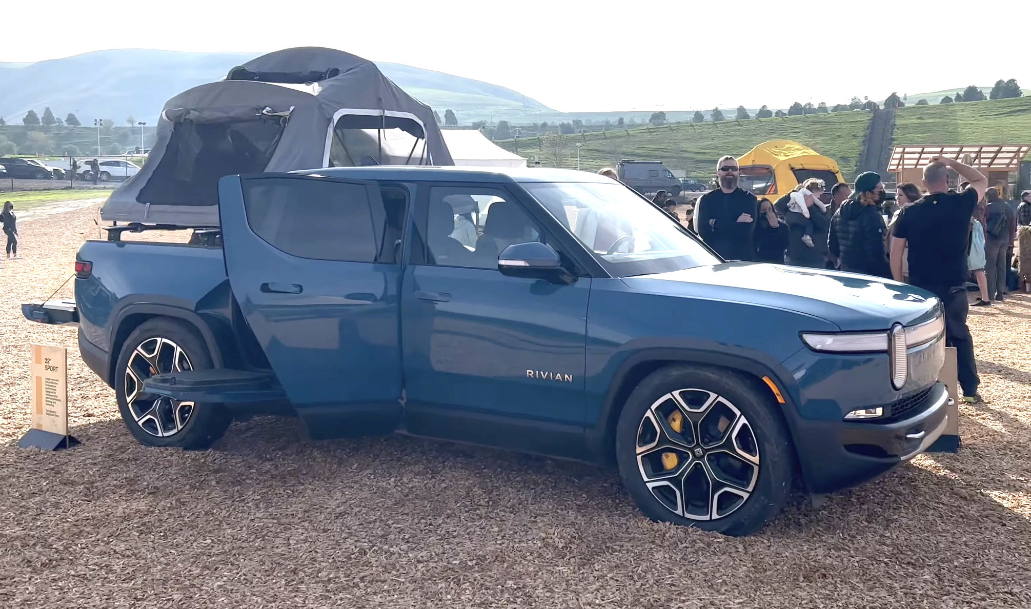Factory 22" Wheels on R1T Rivian - finally a real life look | Rivian ...