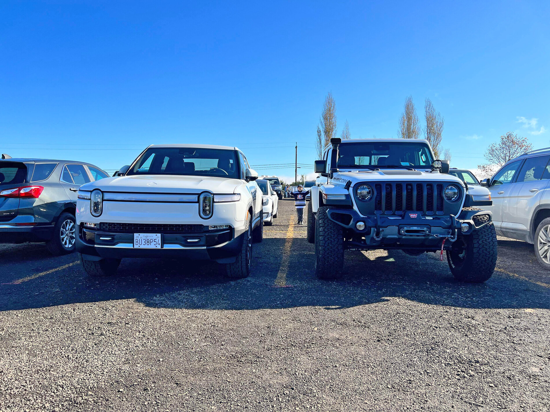 Rivian R1T vs Modified Jeep Gladiator side-by-side | Rivian Forum - R1T ...