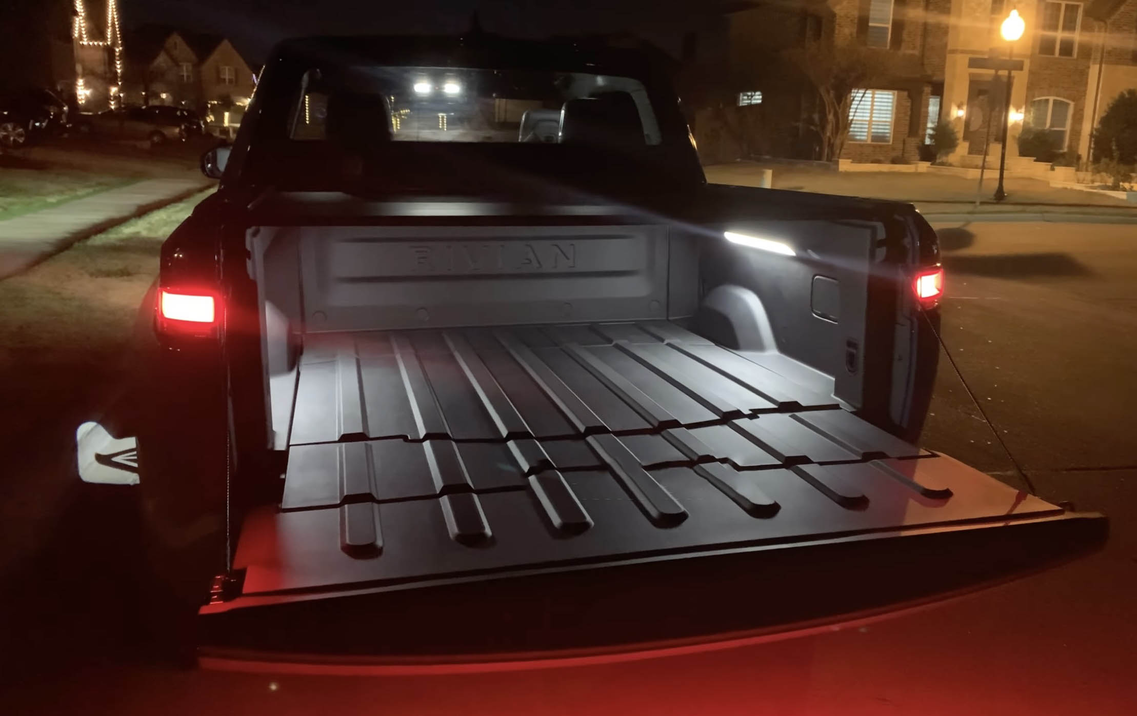 Video of R1T lights at night - headlights, tail lights, turn signals ...