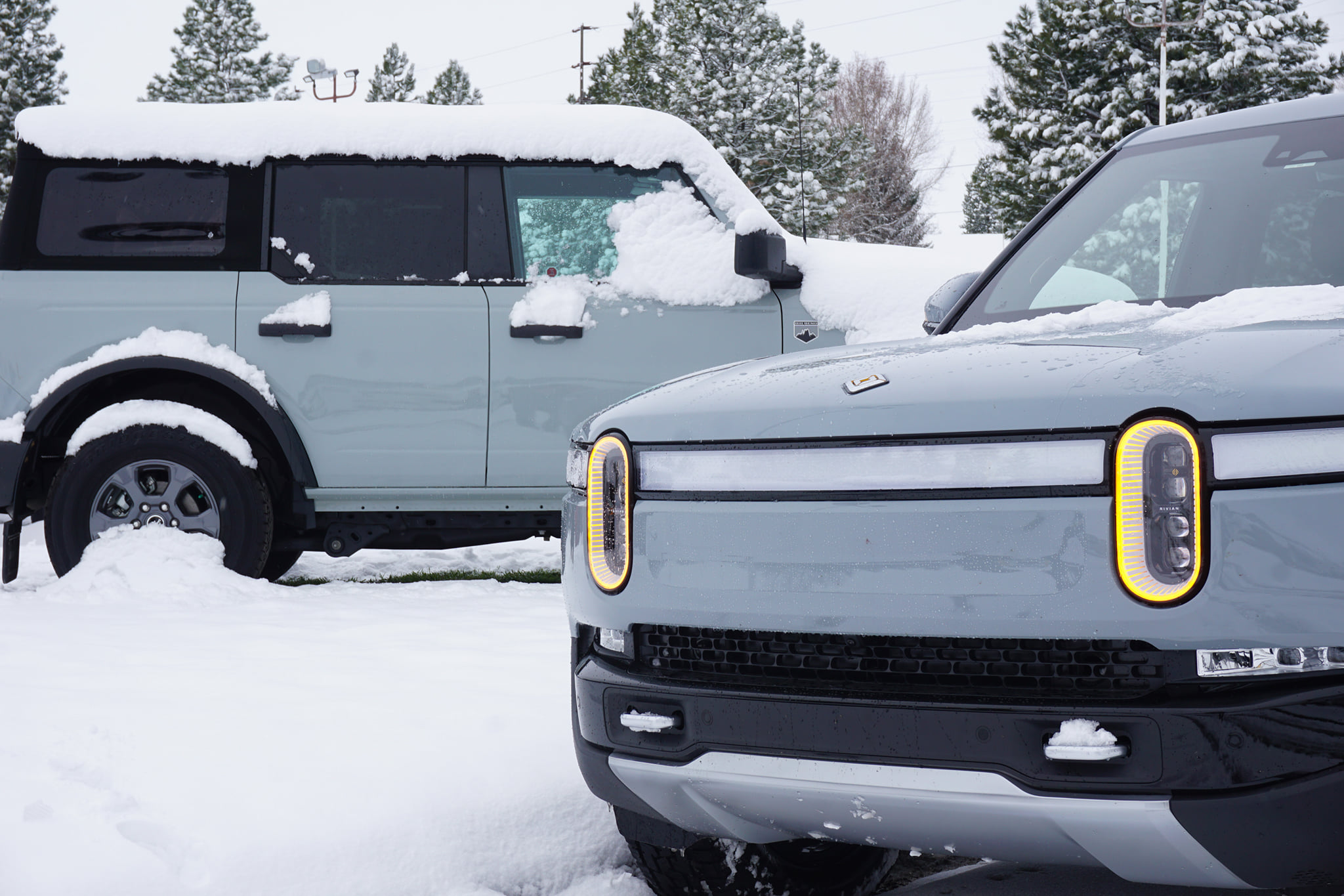 Limestone Rivian R1T vs Cactus Gray Ford Bronco | Rivian Forum - R1T ...