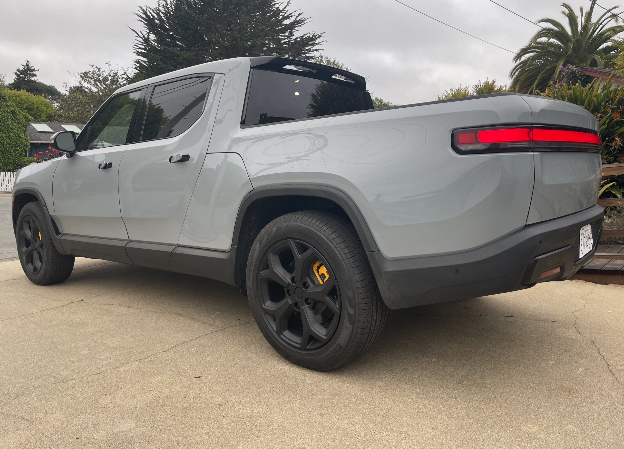 Modified: Matte black 21" wheels and matte black back bumper on R1T ...