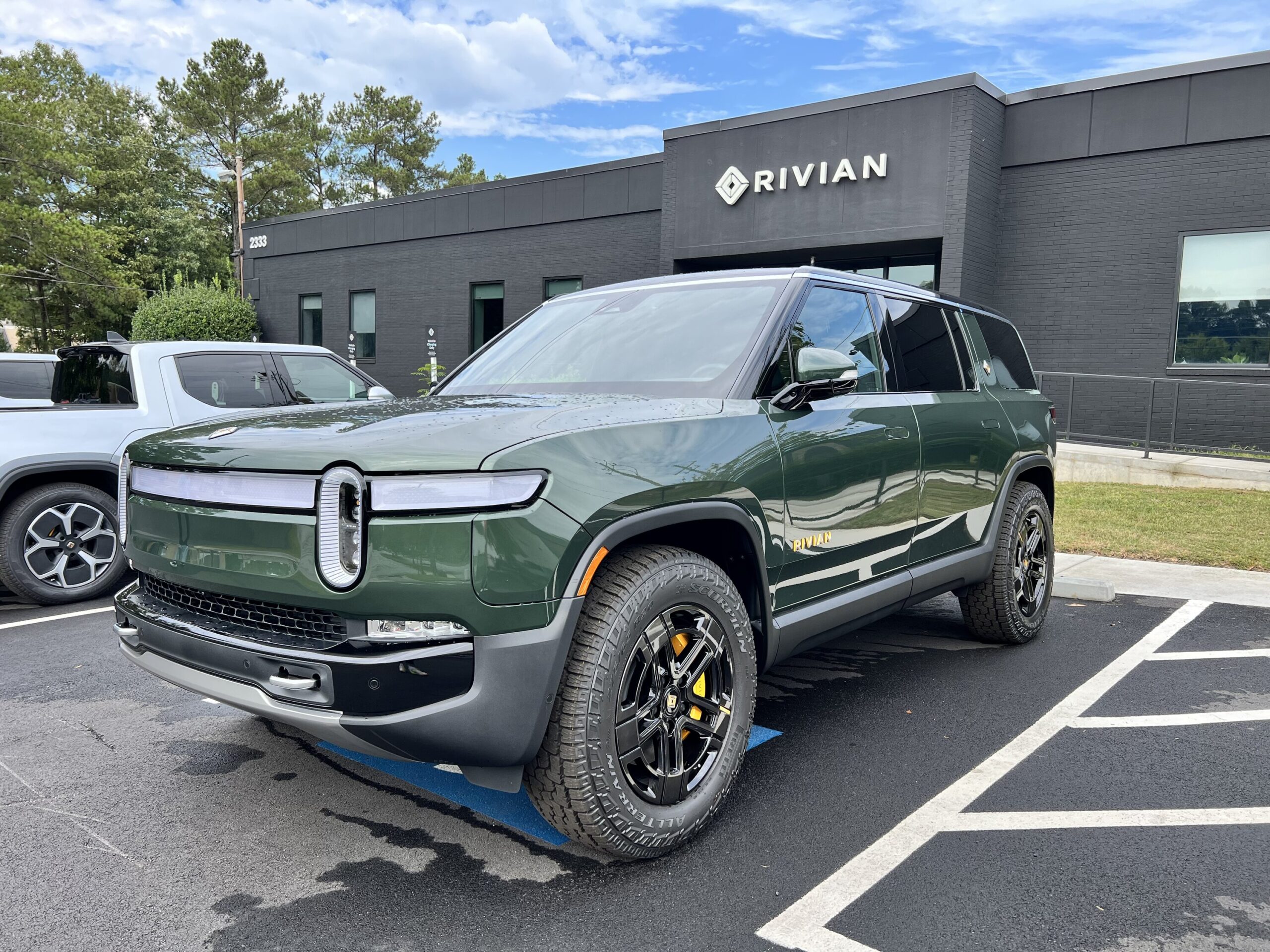 Spotted: 25+ R1T and R1S at Atlanta Service Center - Lots of colors and ...