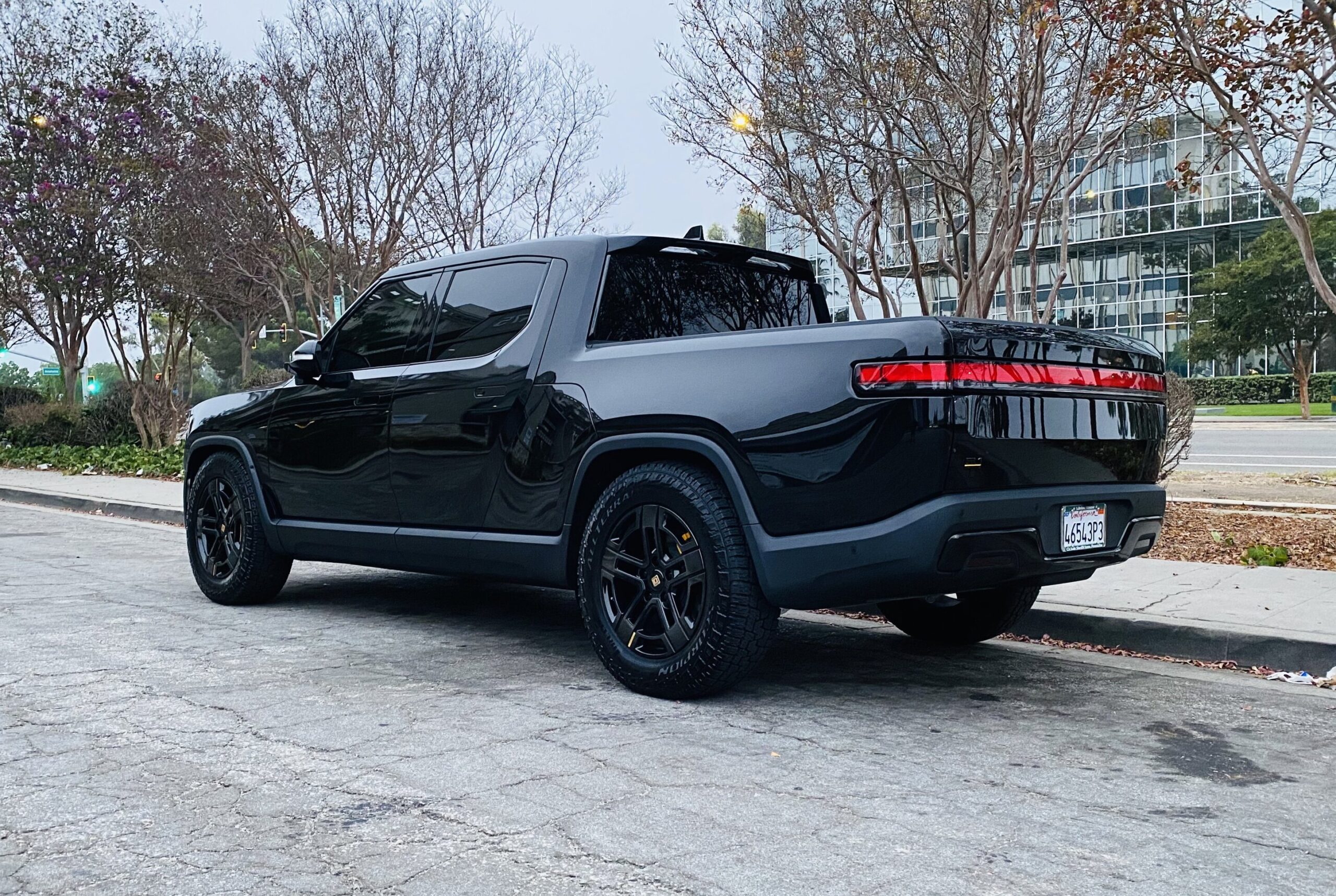 Blacked out debadged Midnight R1T | Rivian Forum - R1T R1S R2 R3 News ...