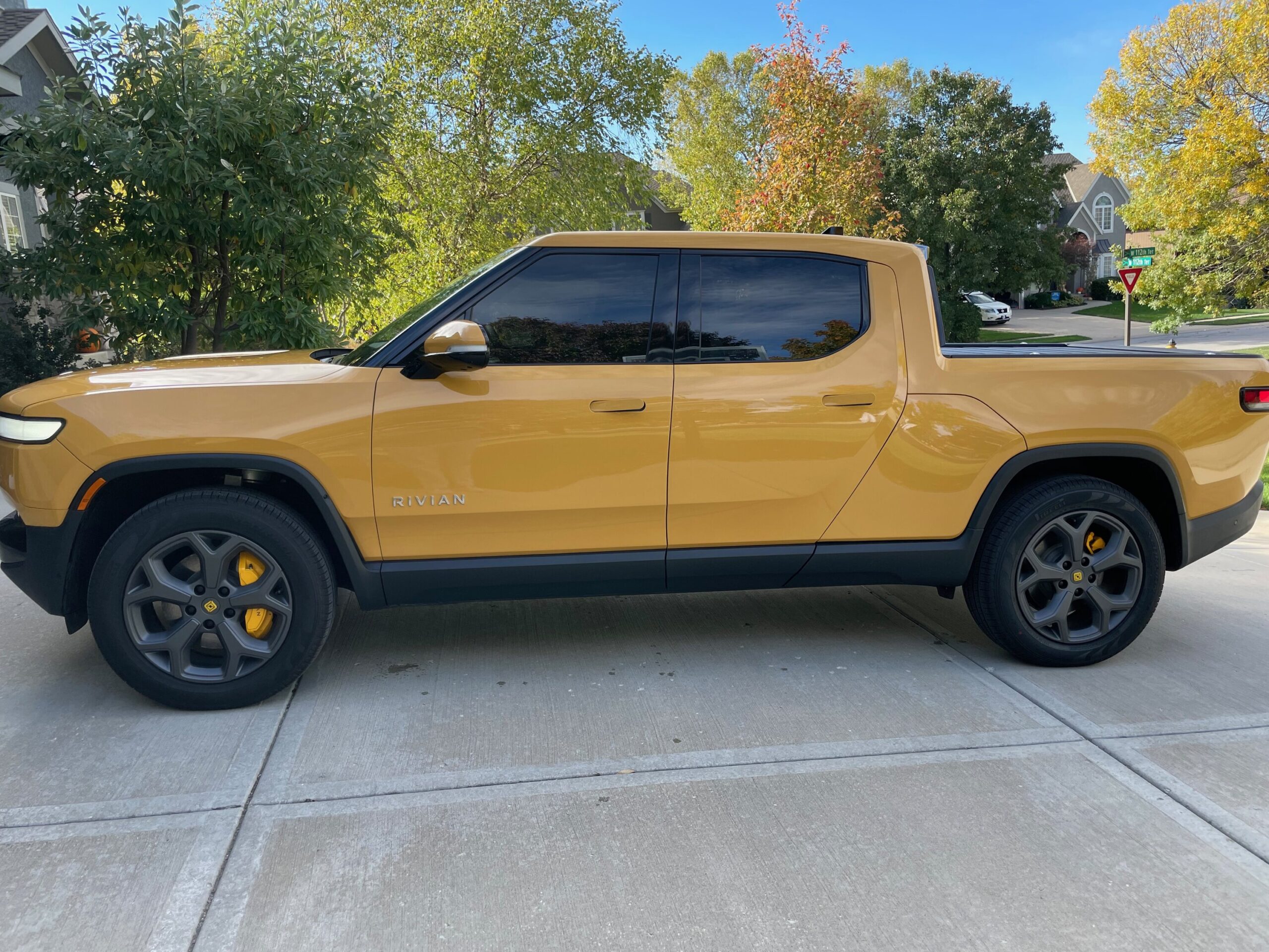 Hyperdip applied on 21" wheels (Anthracite Gray) | Rivian Forum - R1T ...
