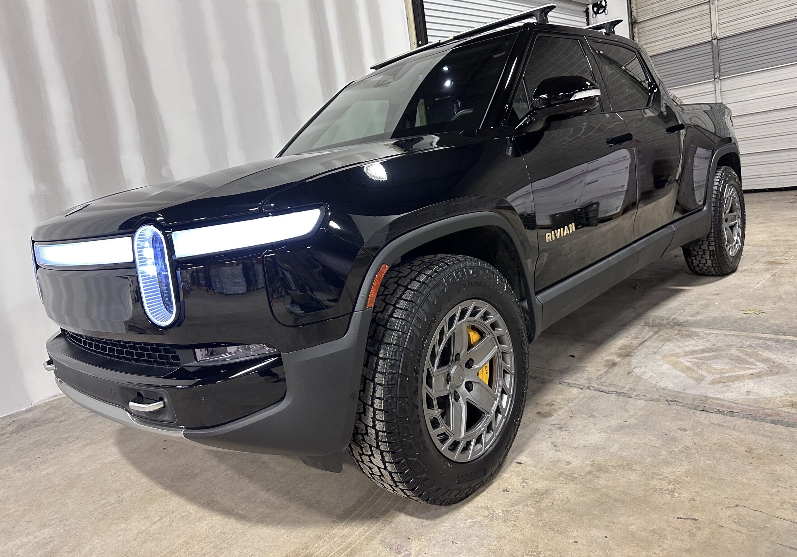 This Black R1T with Anthracite Gray R500 wheels looks ? | Rivian Forum ...