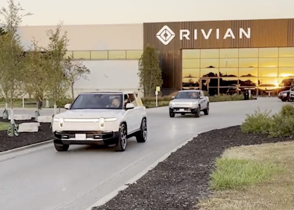 Husband & wife take delivery of R1T and R1S same day at Rivian plant ...
