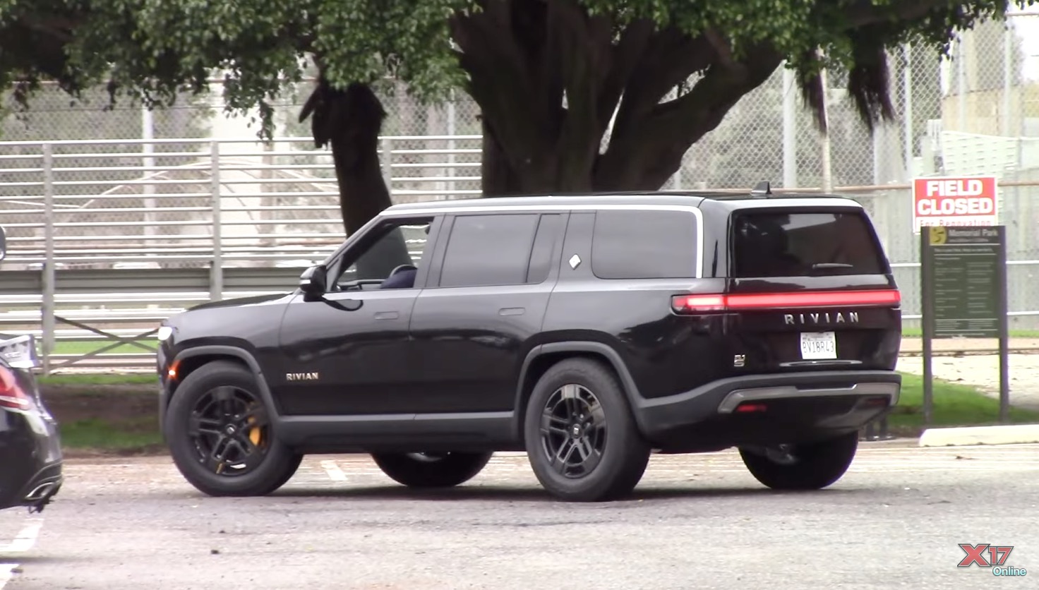 Ben and JLO's Midnight Black R1S spotted | Rivian Forum - R1T R1S R2 R3 ...
