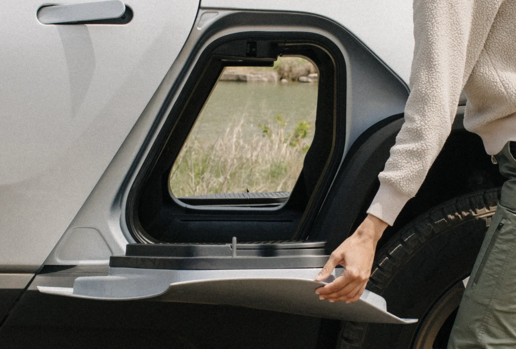 PSA: don't slam your gear tunnel doors! | Rivian Forum - R1T R1S R2 R3 ...