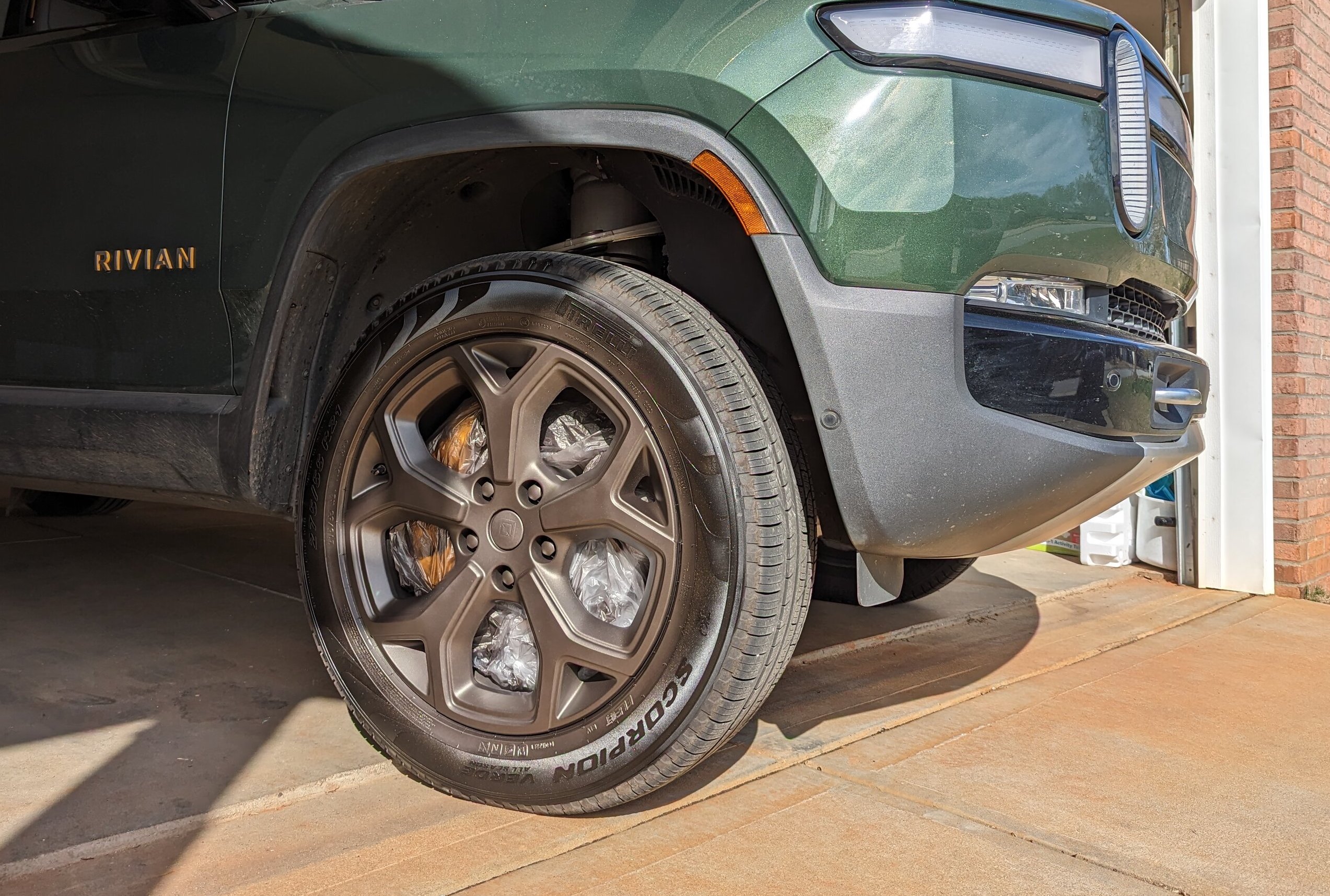 Plasti Dipped 21" Wheels in Brass Monkey color by HyperDip | Rivian ...