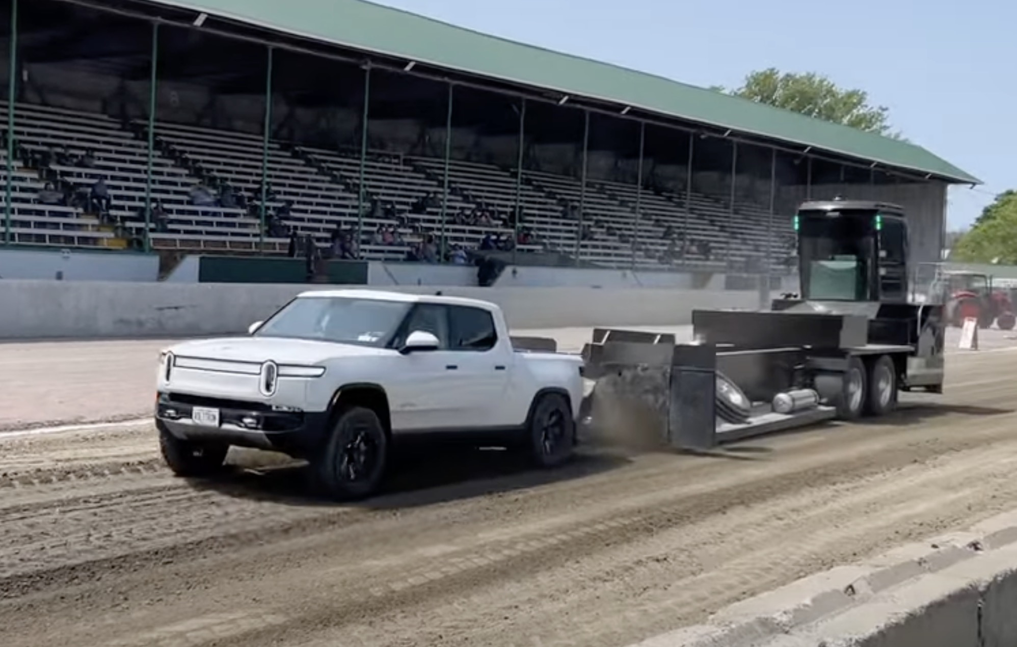 Team Venom Racing R1T "Volt-Tron" in pulling events vs Chevrolet 1/2 ...