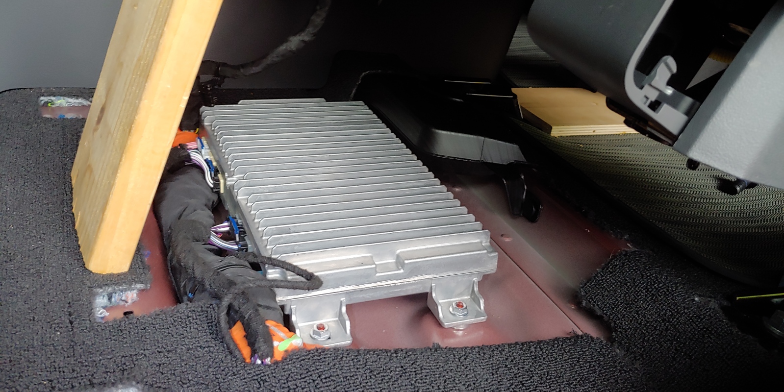 Teardown: R1S Audio Unit under drivers seat and speaker harness pinnout ...