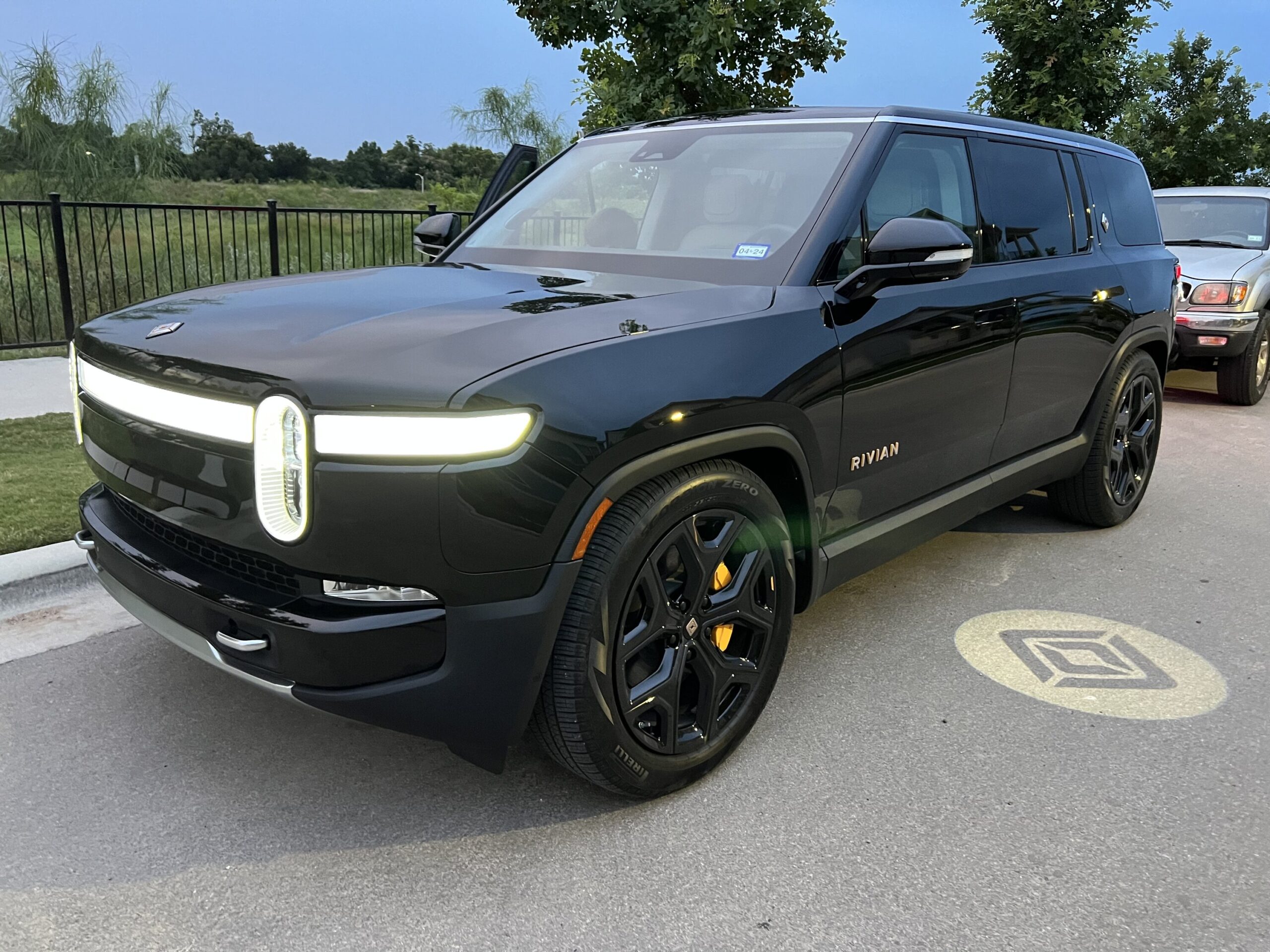 R1S on 22" Sport Dark wheels - 2k Mile Review | Rivian Forum - R1T R1S ...