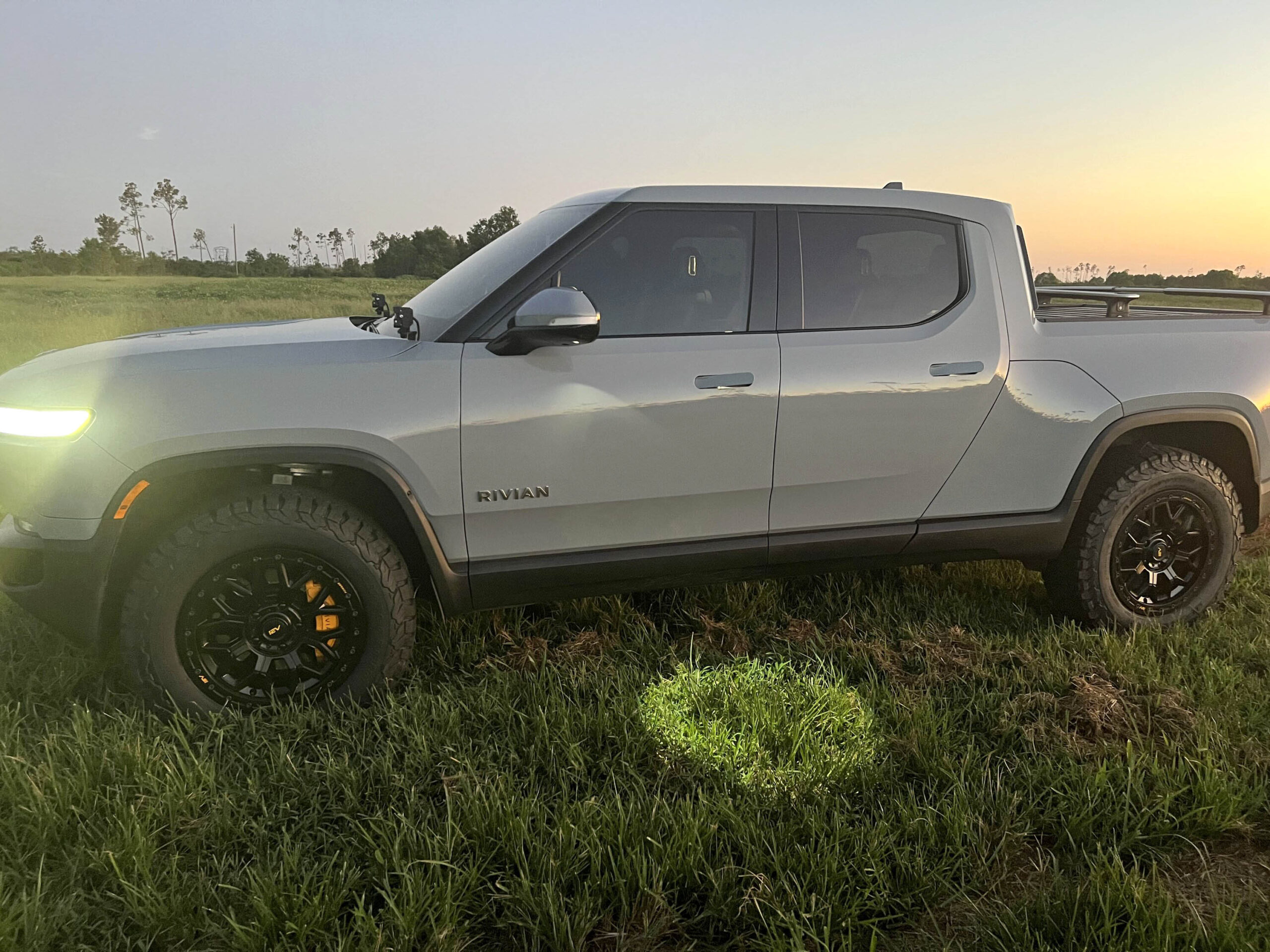 Limestone R1T evolution from 21" to 20" inch R80B black beadlock wheels ...
