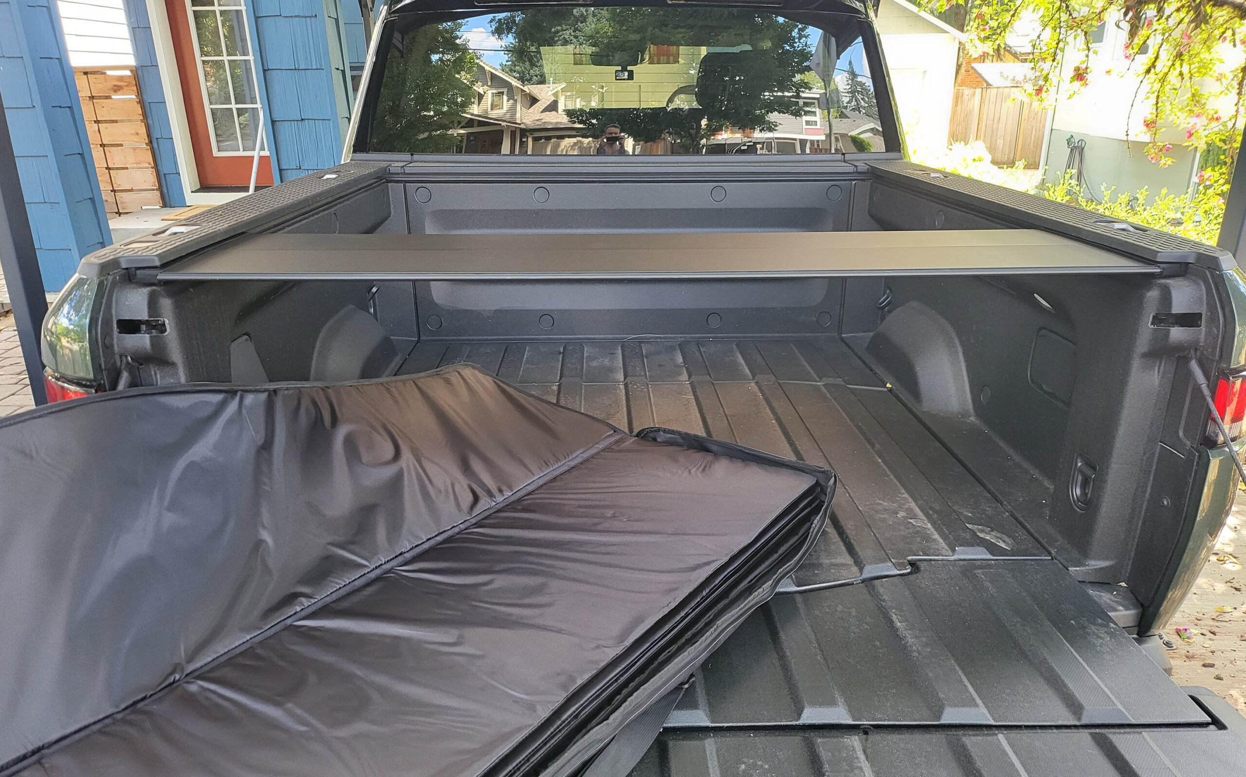Pictures & details from my Rivian manual tonneau delivery and ...