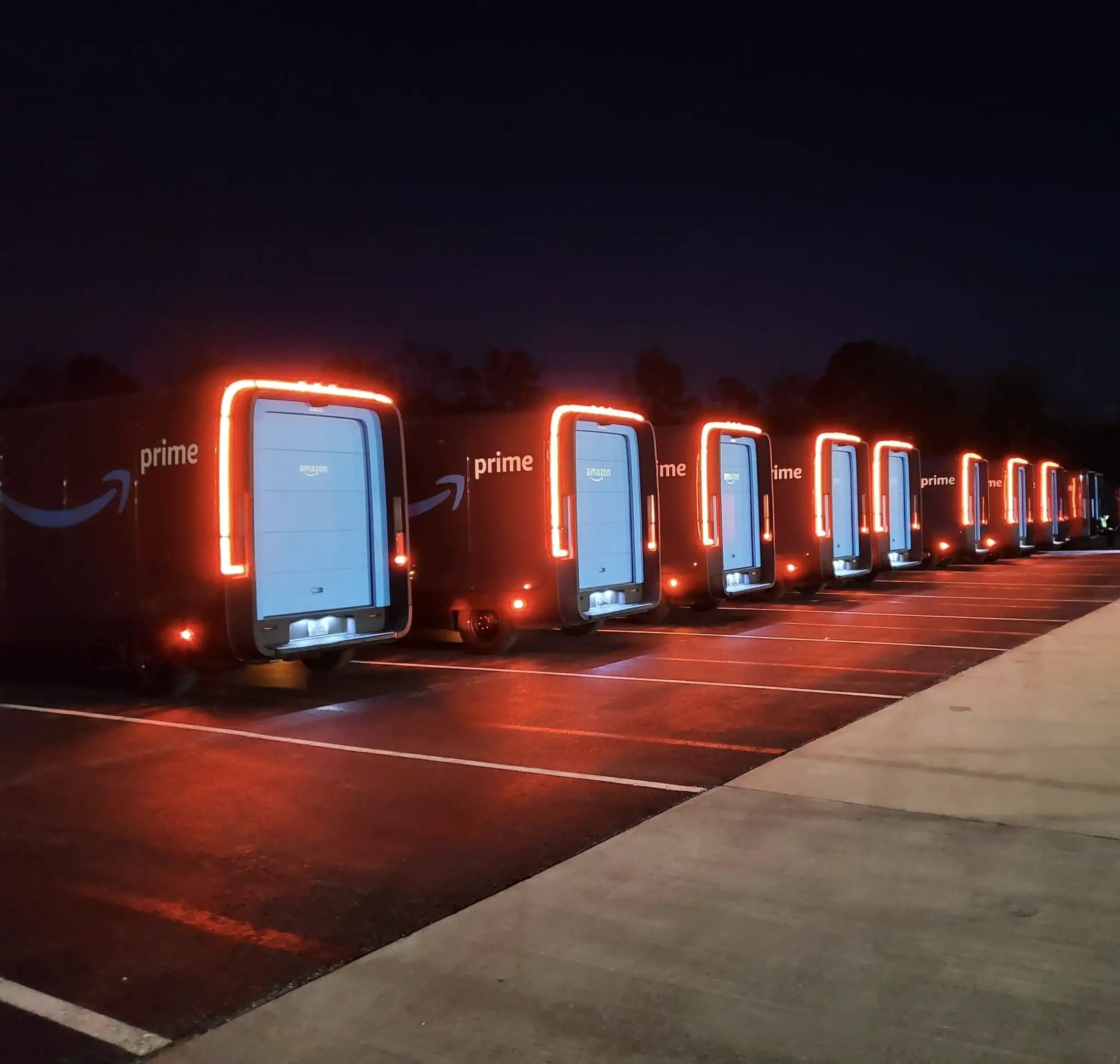 Amazon now has 10,000 Rivian electric vans in its delivery fleet ...