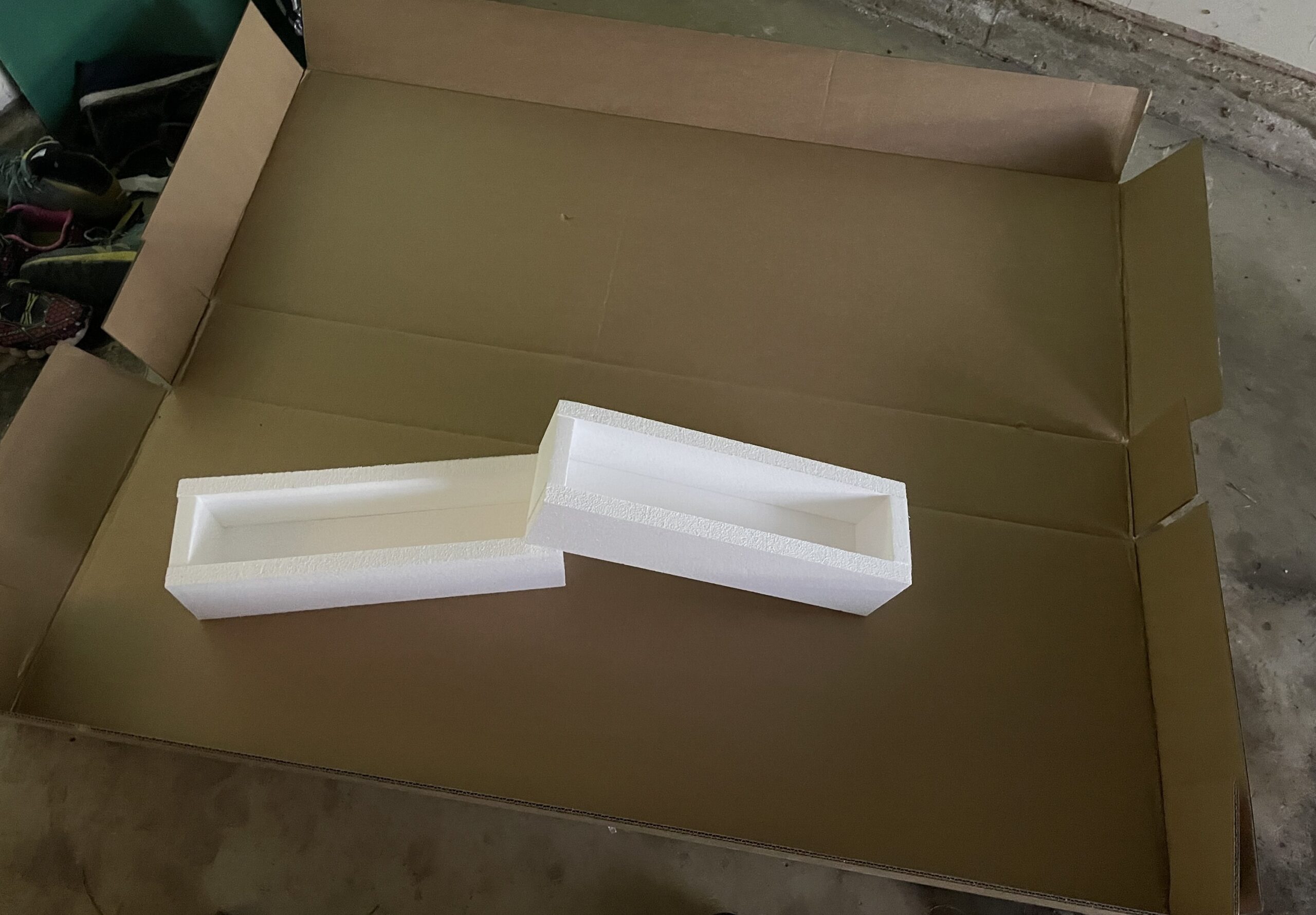 New Rivian tonneau cover delivery packaging has been upgraded (photo ...