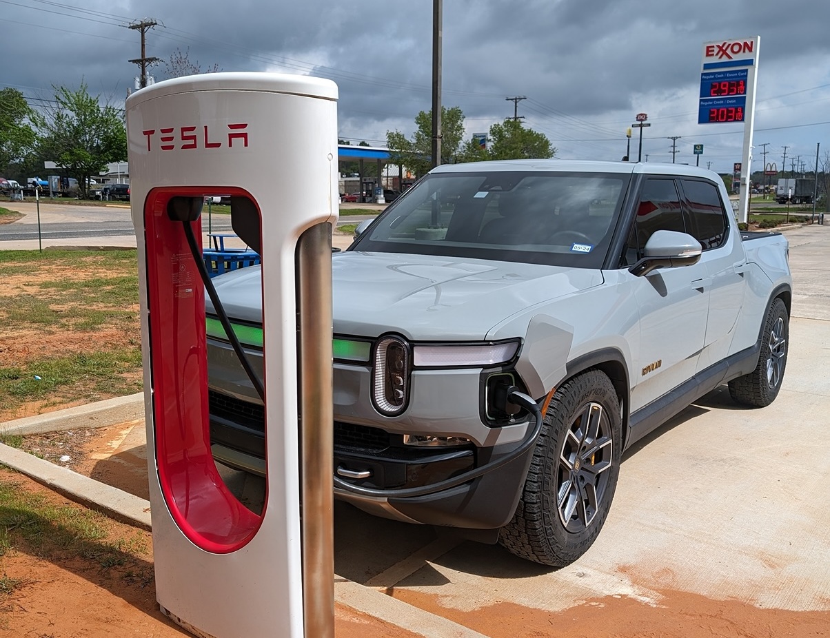 Happy with this steady 220kW charge rate at Tesla Supercharger Magic ...