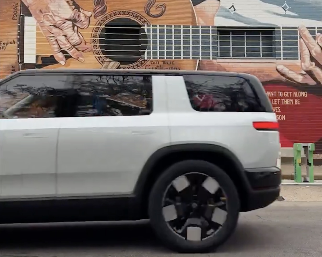 [Updated w/ pics] R2 available for viewing in Austin TX @ Yeti Coolers ...