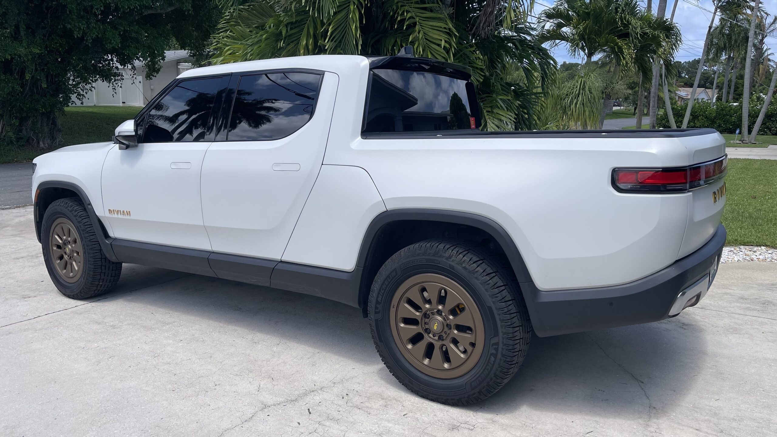 Real efficiency data for Michelin Defender LTX Platinum 285/60/20 on EV ...