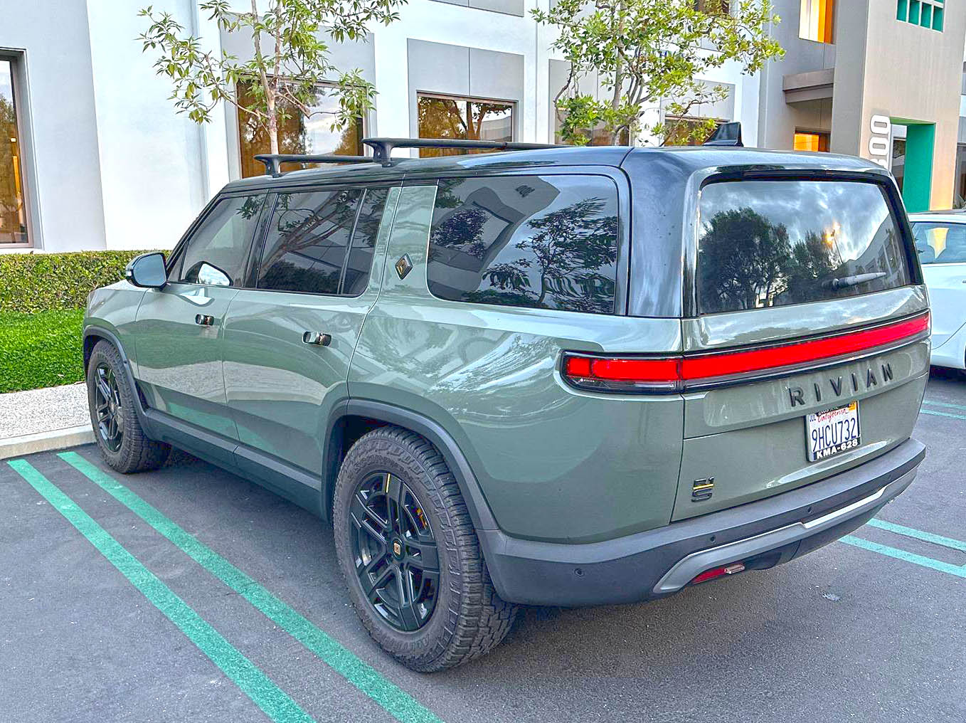 Dark Crossbars installed on R1S - Photos | Rivian Forum - R1T R1S R2 R3 News, Specs, Models ...