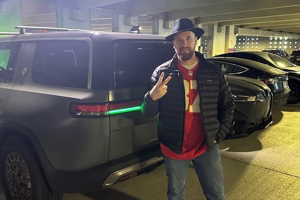 Kansas City Rivian Club helps out Chicago Rivian owner in need | Rivian ...