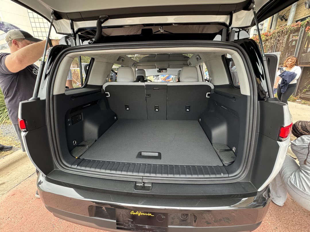 R2 Dimensions: Cargo Space & Back Seat Width / Space (Measurements ...
