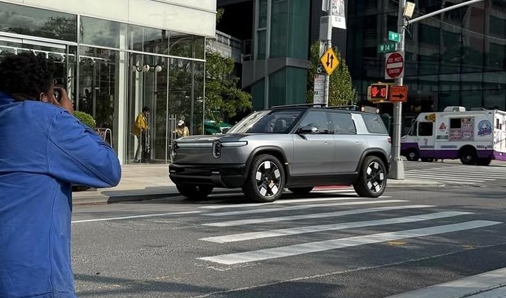 R2 in new gray / silver color - video & photos (updated with in-studio ...