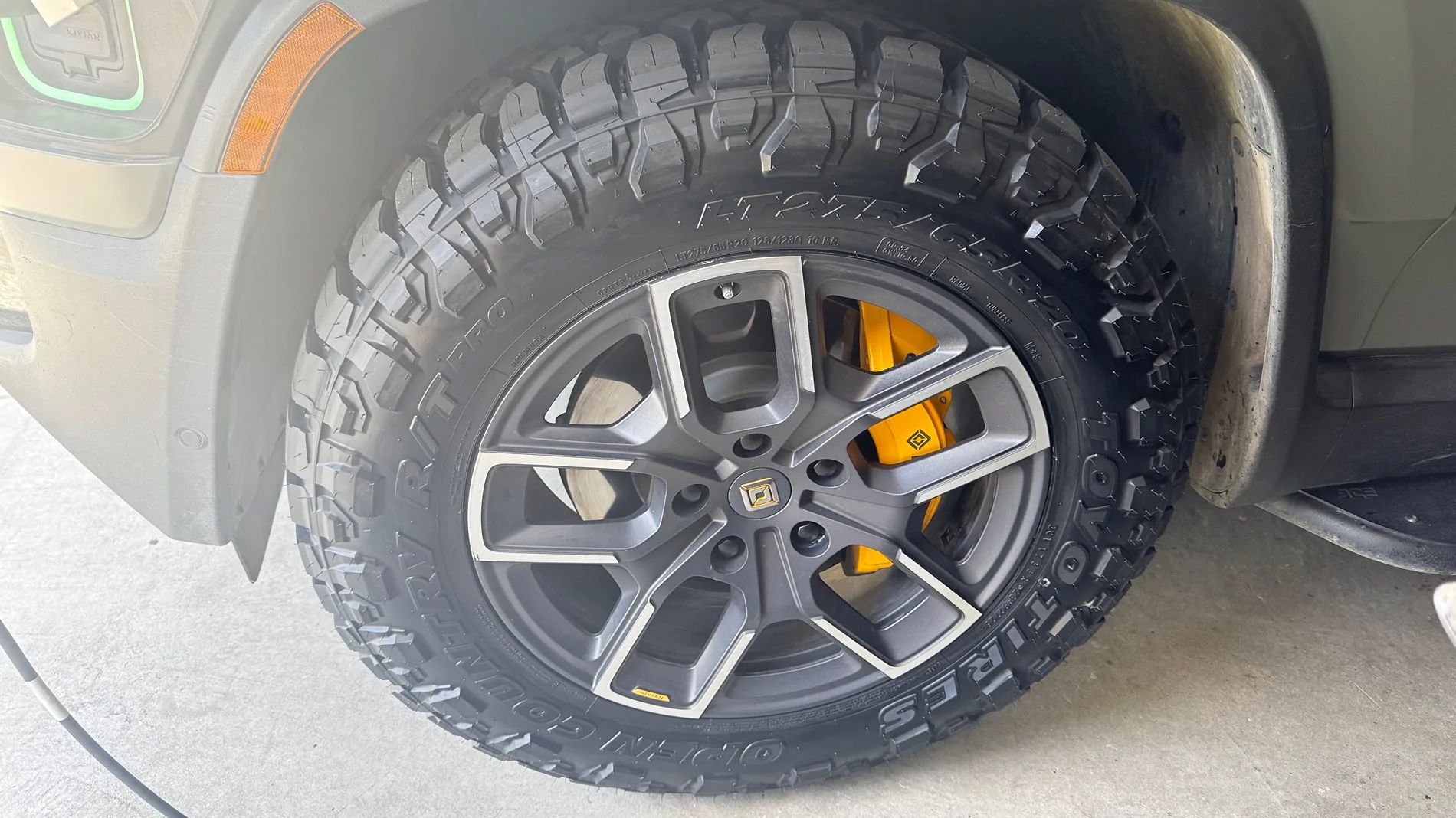 Toyo Open Country RT Pro tires (LT275/65/R20) installed | Rivian Forum ...