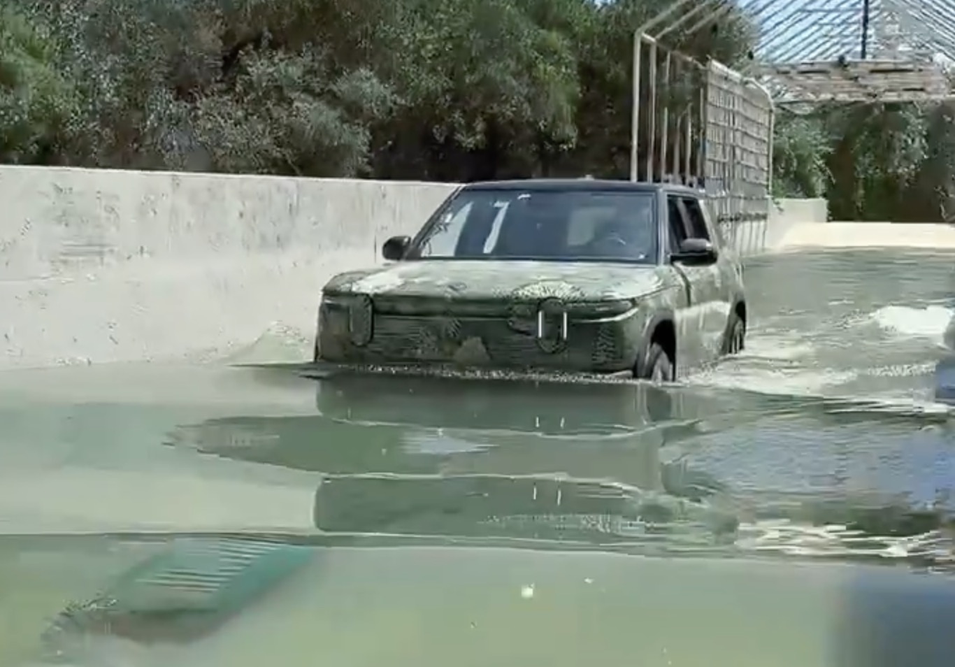 R2 water fording crossing test (video) | Page 2 | Rivian Forum - R1T ...